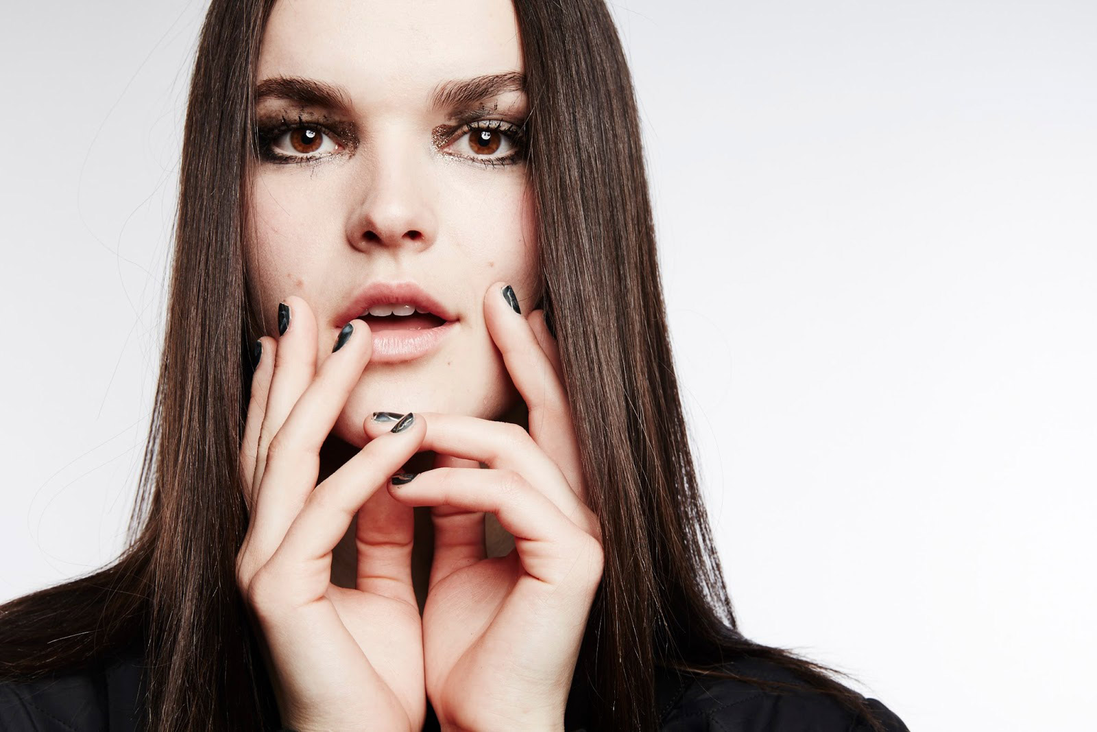 How To Apply Makeup With Your Hands - A&E Magazine