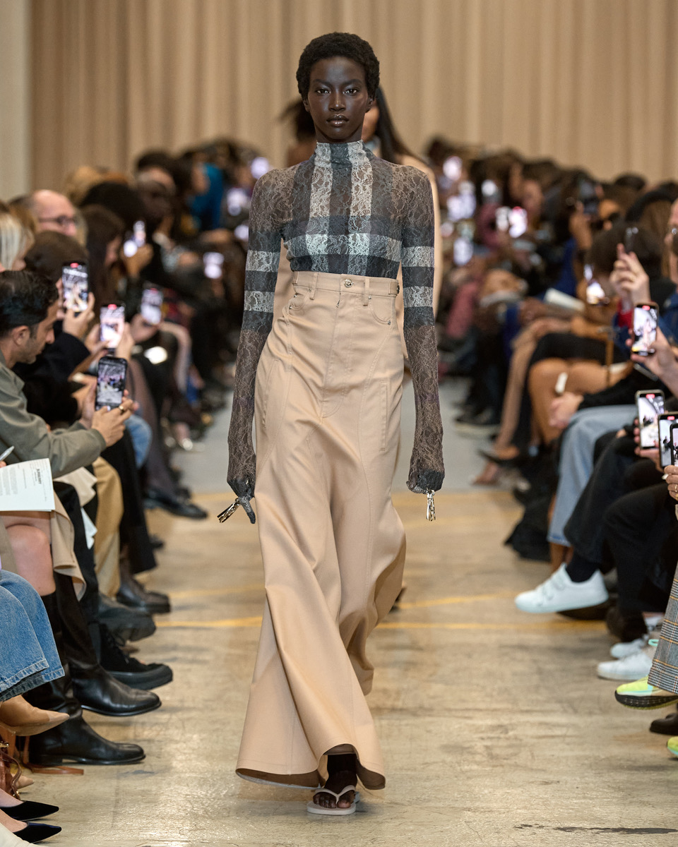 Burberry Presents Its Spring/Summer 2023 Collection - A&E Magazine