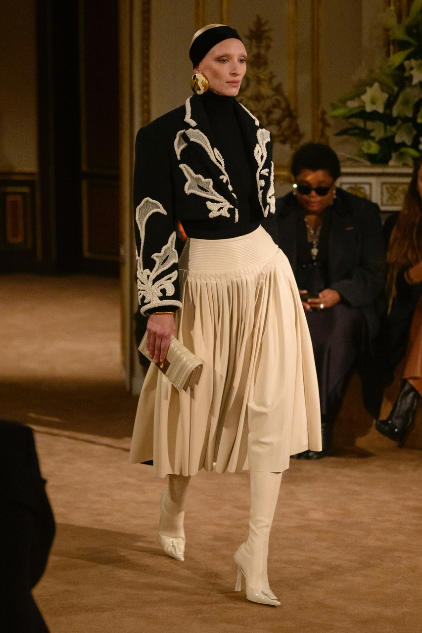 Schiaparelli Holds Its First Ready-To-Wear Show at Paris Fashion Week ...