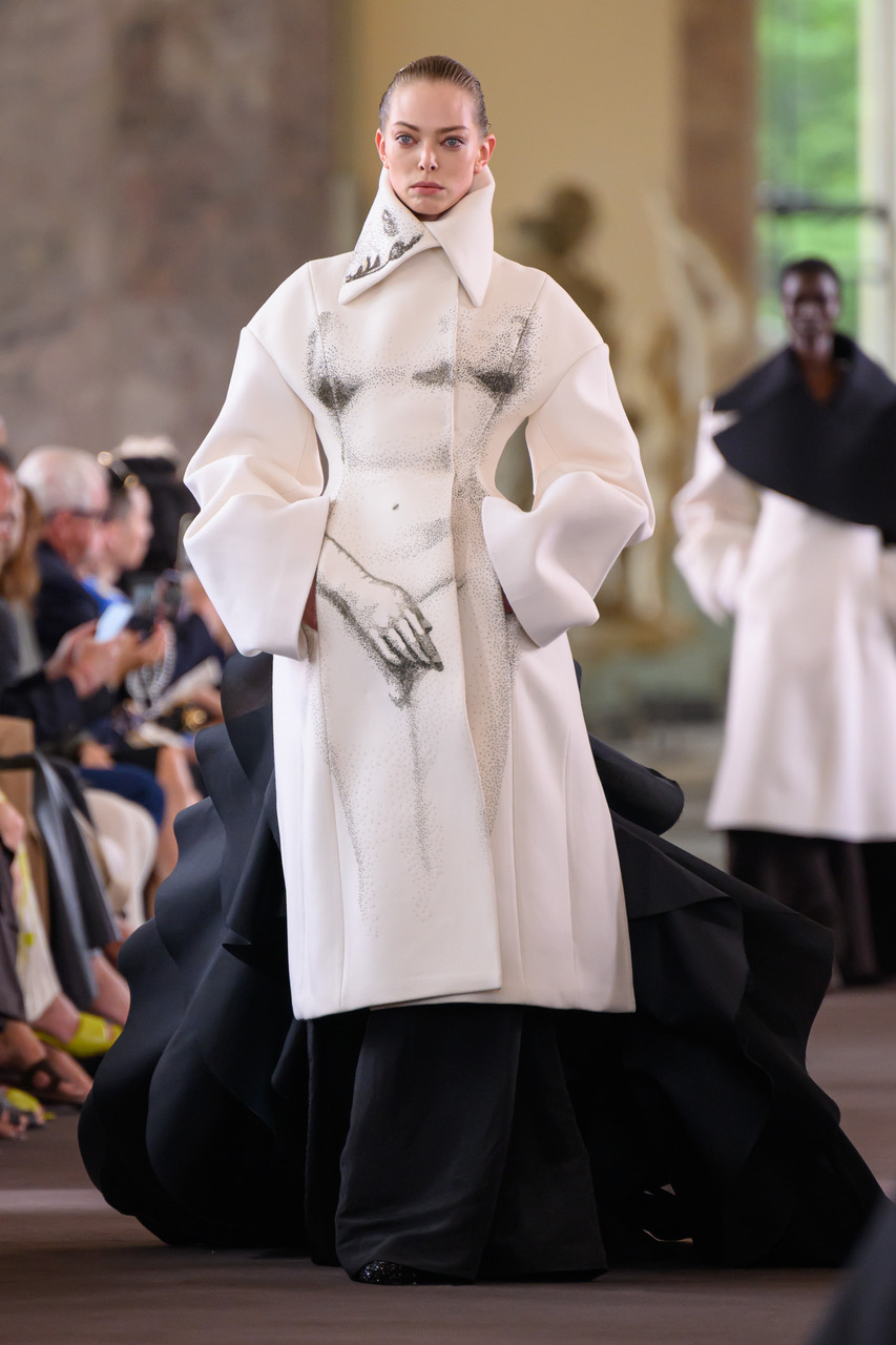Schiaparelli Opens The Fall/Winter 2023-24 Paris Haute Couture Week - A ...