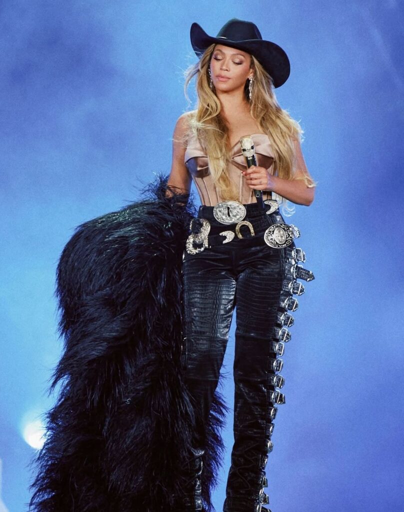 Beyoncé Wears Custom Schiaparelli Haute Couture for Cowboy Carter Tour ...