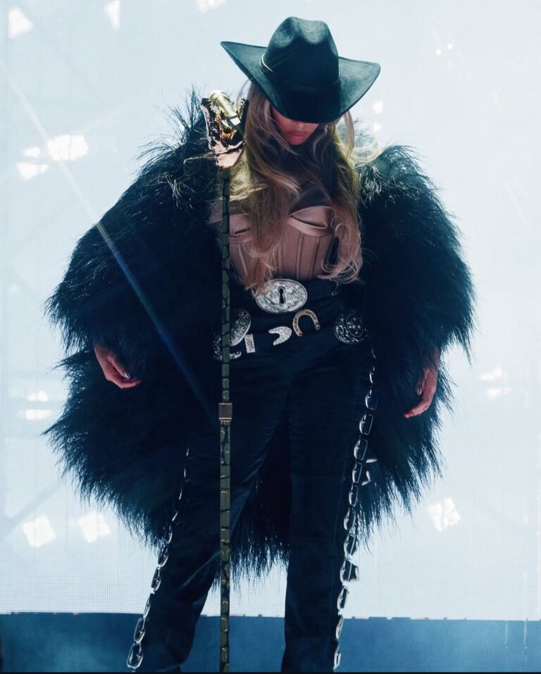 Beyoncé Wears Custom Schiaparelli Haute Couture for Cowboy Carter Tour ...